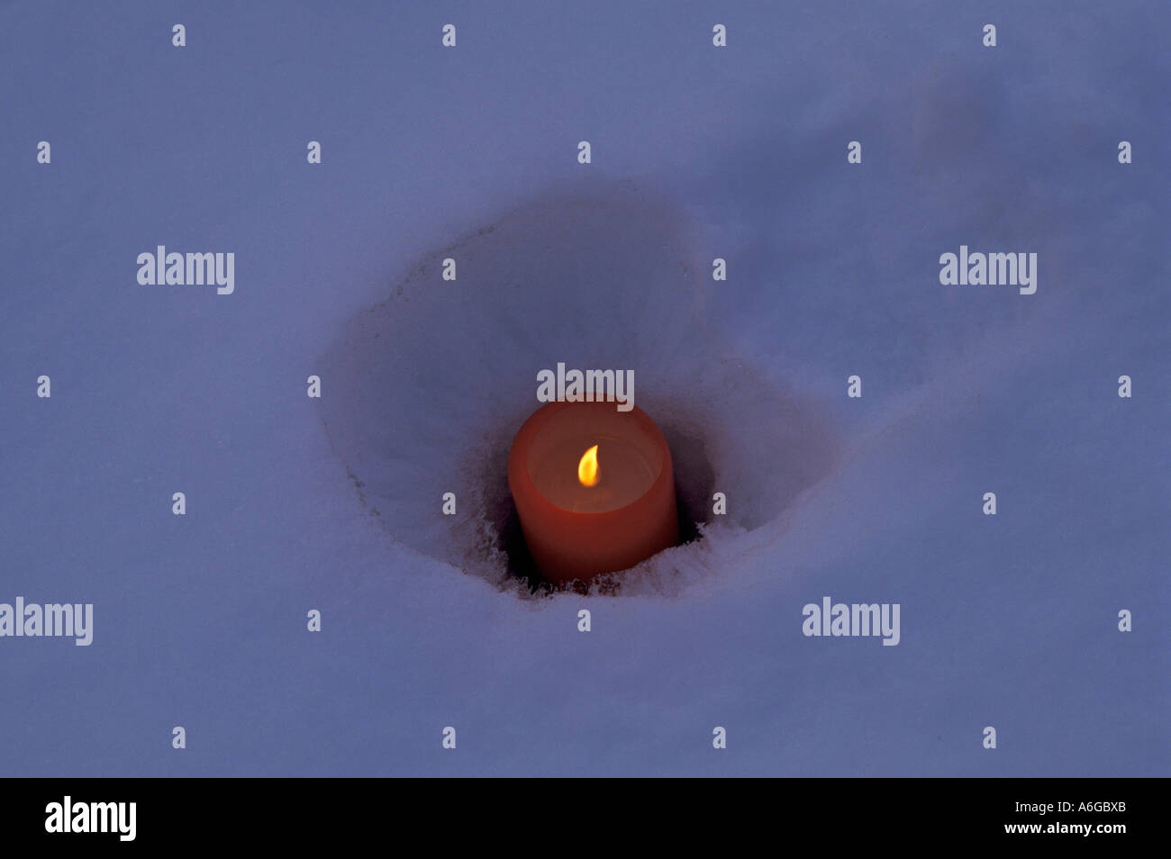 Grave candle in the snow hi-res stock photography and images - Alamy