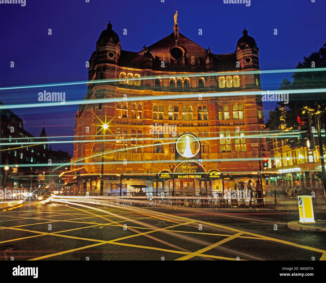 Cambridge circus london hi-res stock photography and images - Alamy