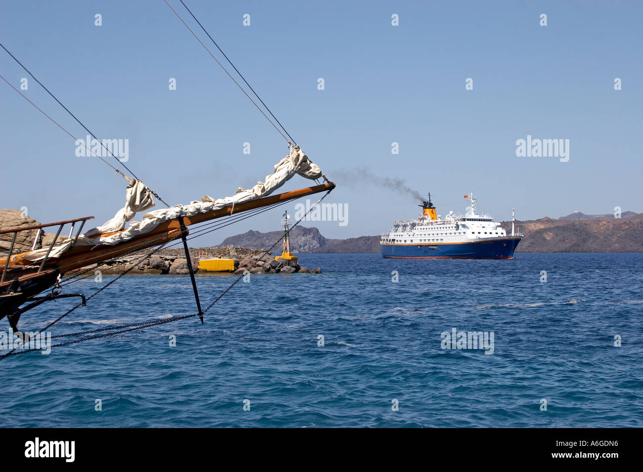 Santorini ferry port of athinios hi-res stock photography and images ...