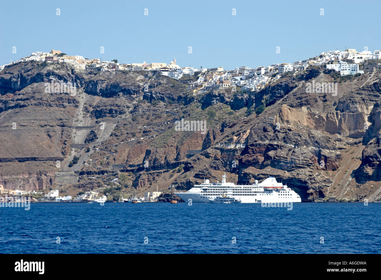 Santorini greece cruise ship below hi-res stock photography and images ...