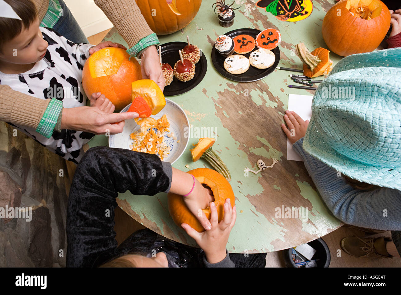 Kids halloween party hi-res stock photography and images - Alamy