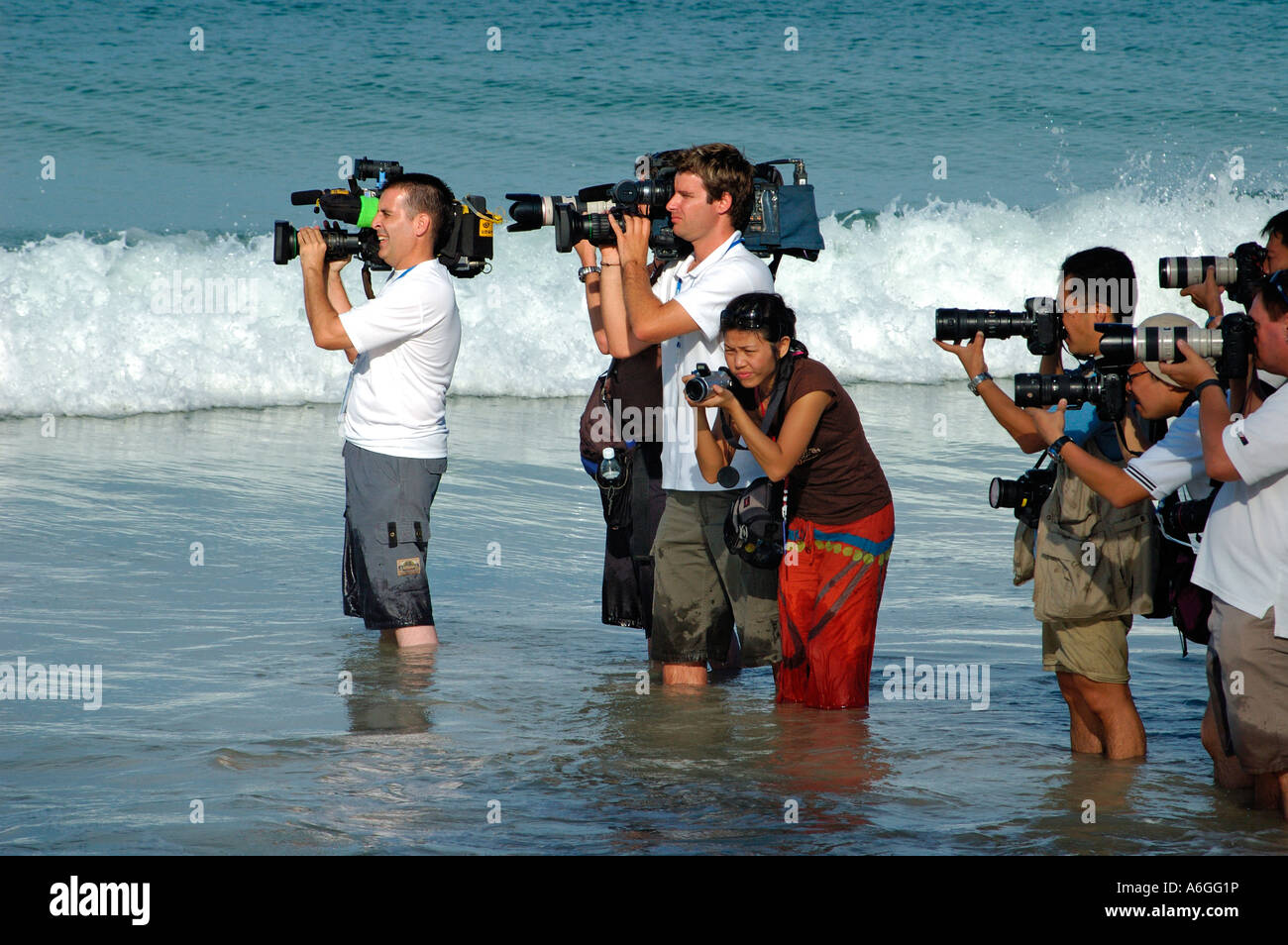 Tsunami 2004 waves hi-res stock photography and images - Alamy