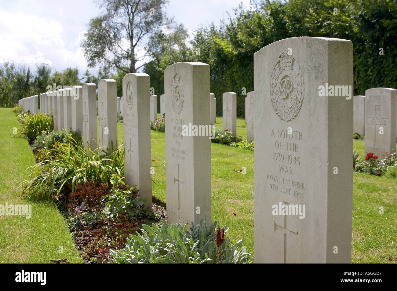 Commonwealth war graves commision cemetery hi-res stock photography and ...