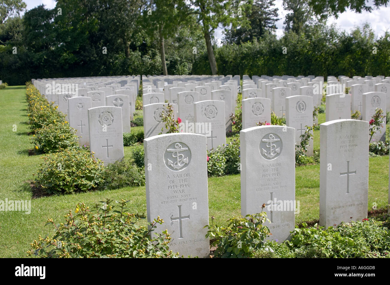 Gravestones in Hermanville British WW2 Commonwealth War Graves ...