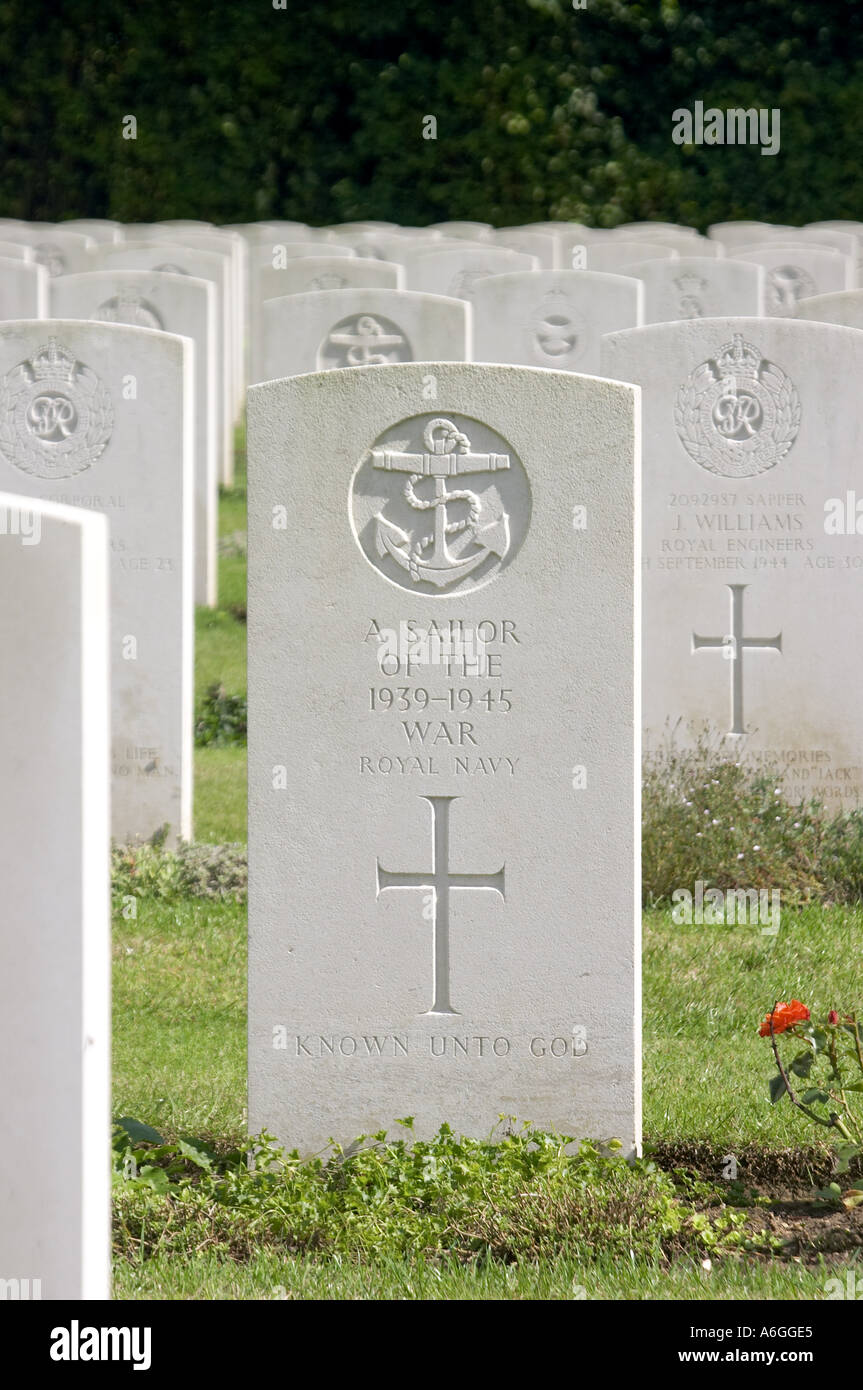 Gravestone to sailor in Hermanville British WW2 Commonwealth War Graves ...