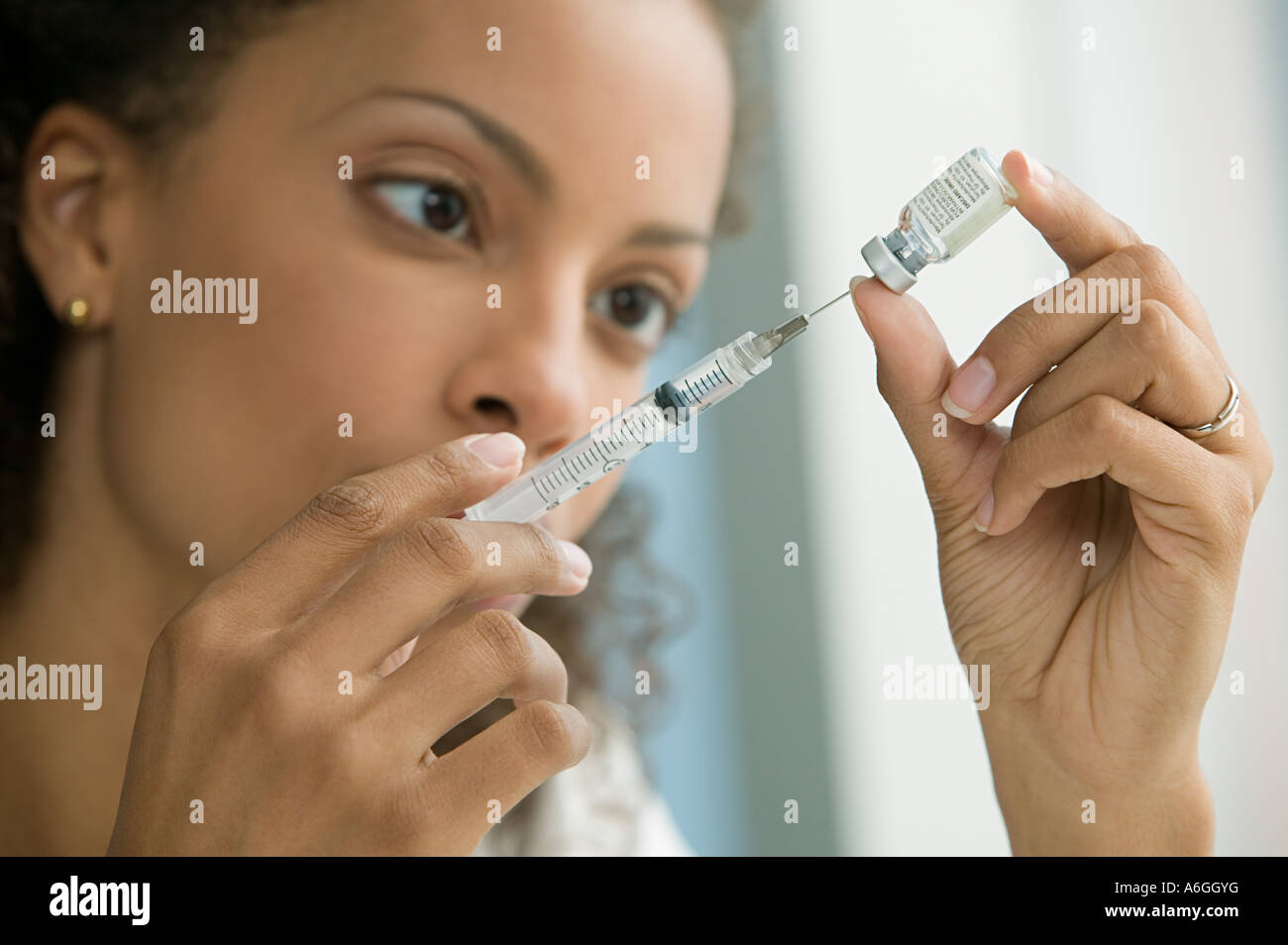 Doctor preparing syringe Stock Photo - Alamy