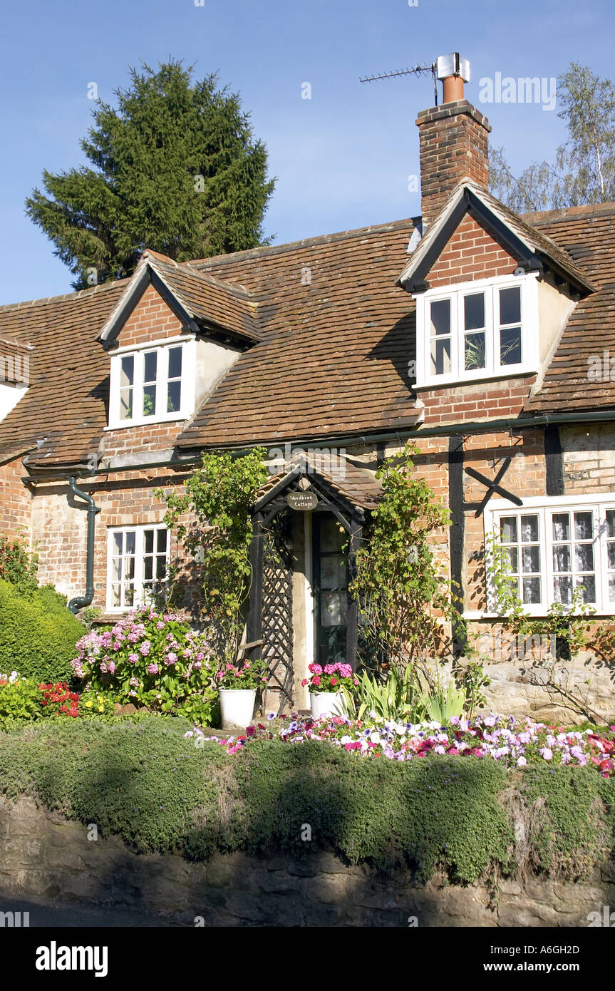 Traditional cottage style garden hi-res stock photography and images ...