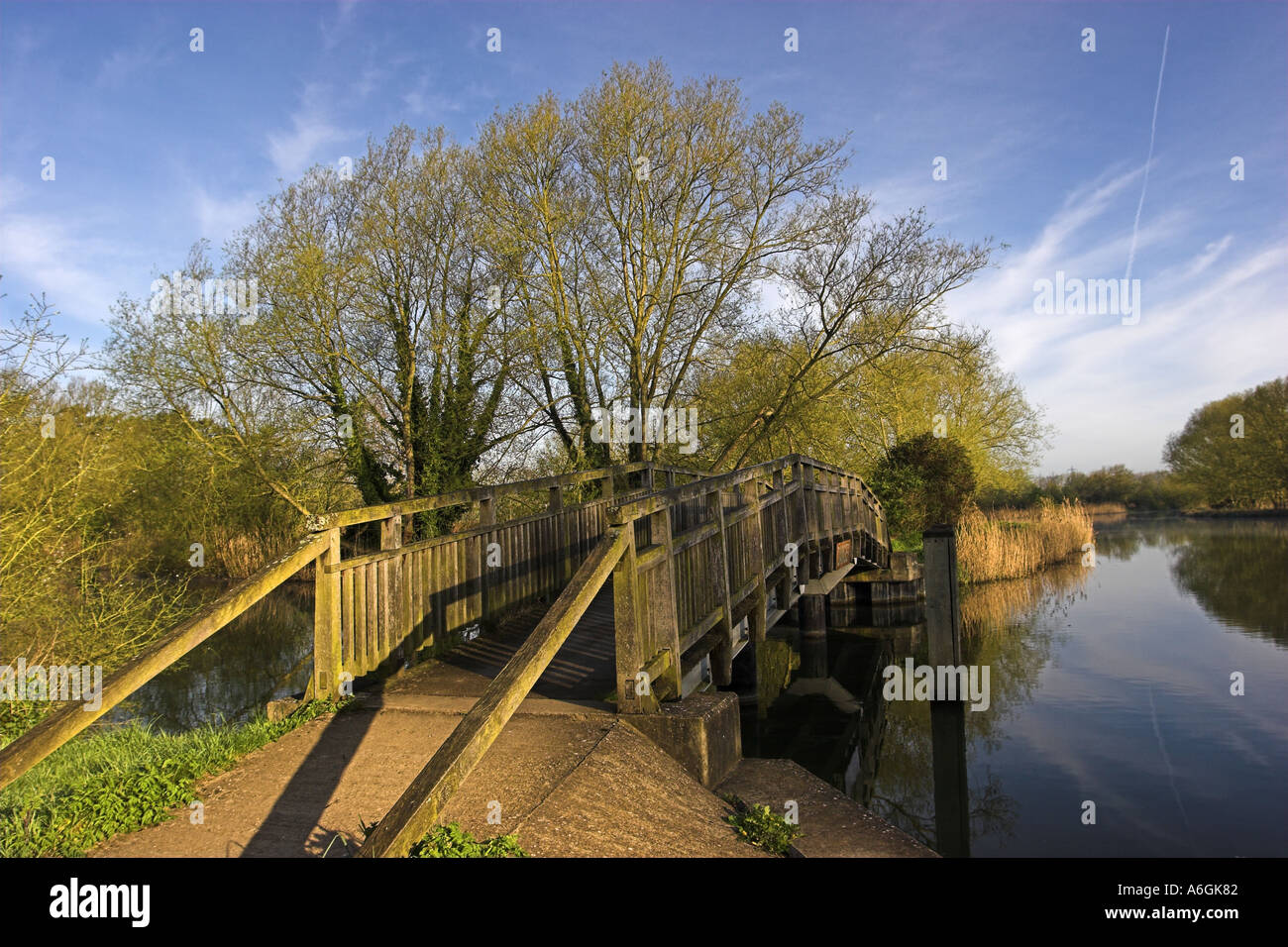 Wooden Foot Bridge On The Thames Path Stock Photo - Alamy