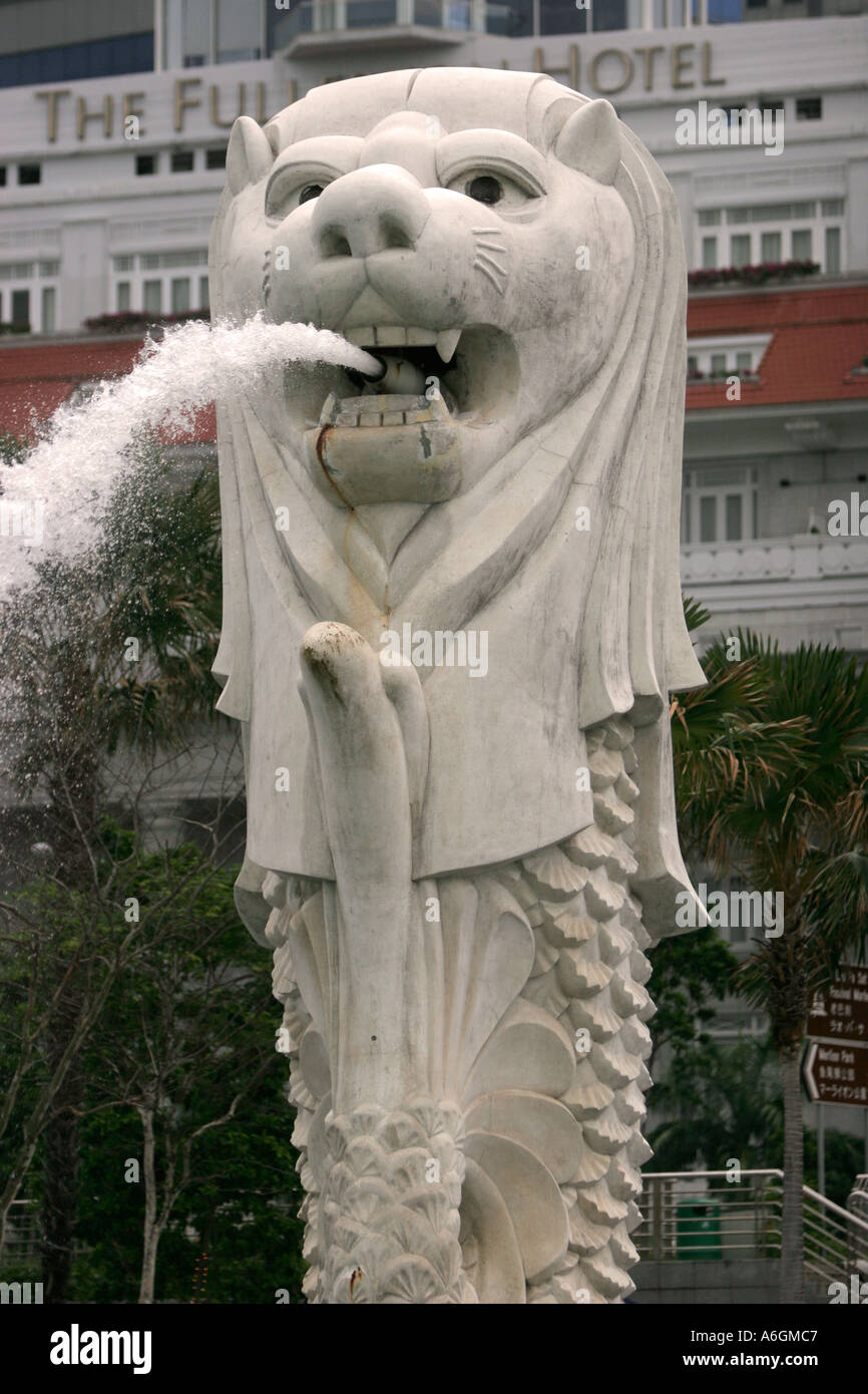 Merlion fountain at Merlion Park and promenade adjacent to the luxury ...