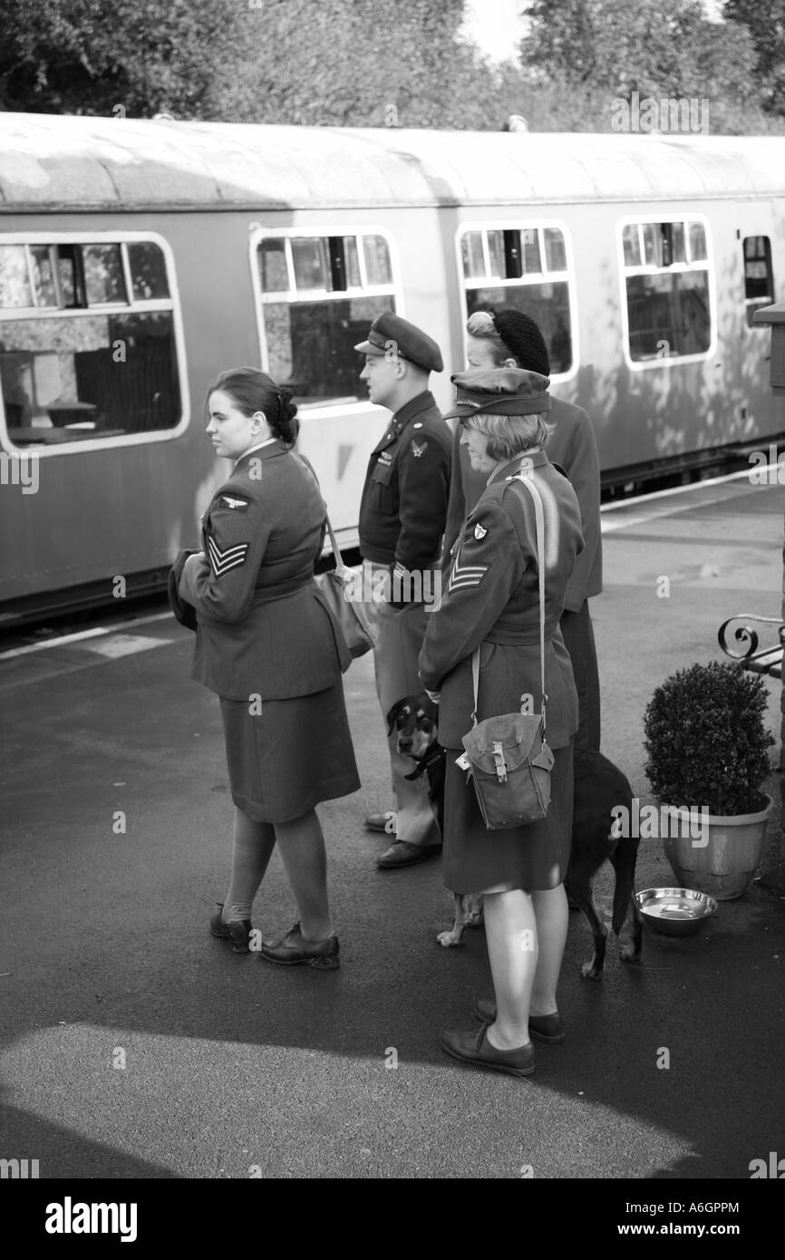 1940 train platform hi-res stock photography and images - Alamy