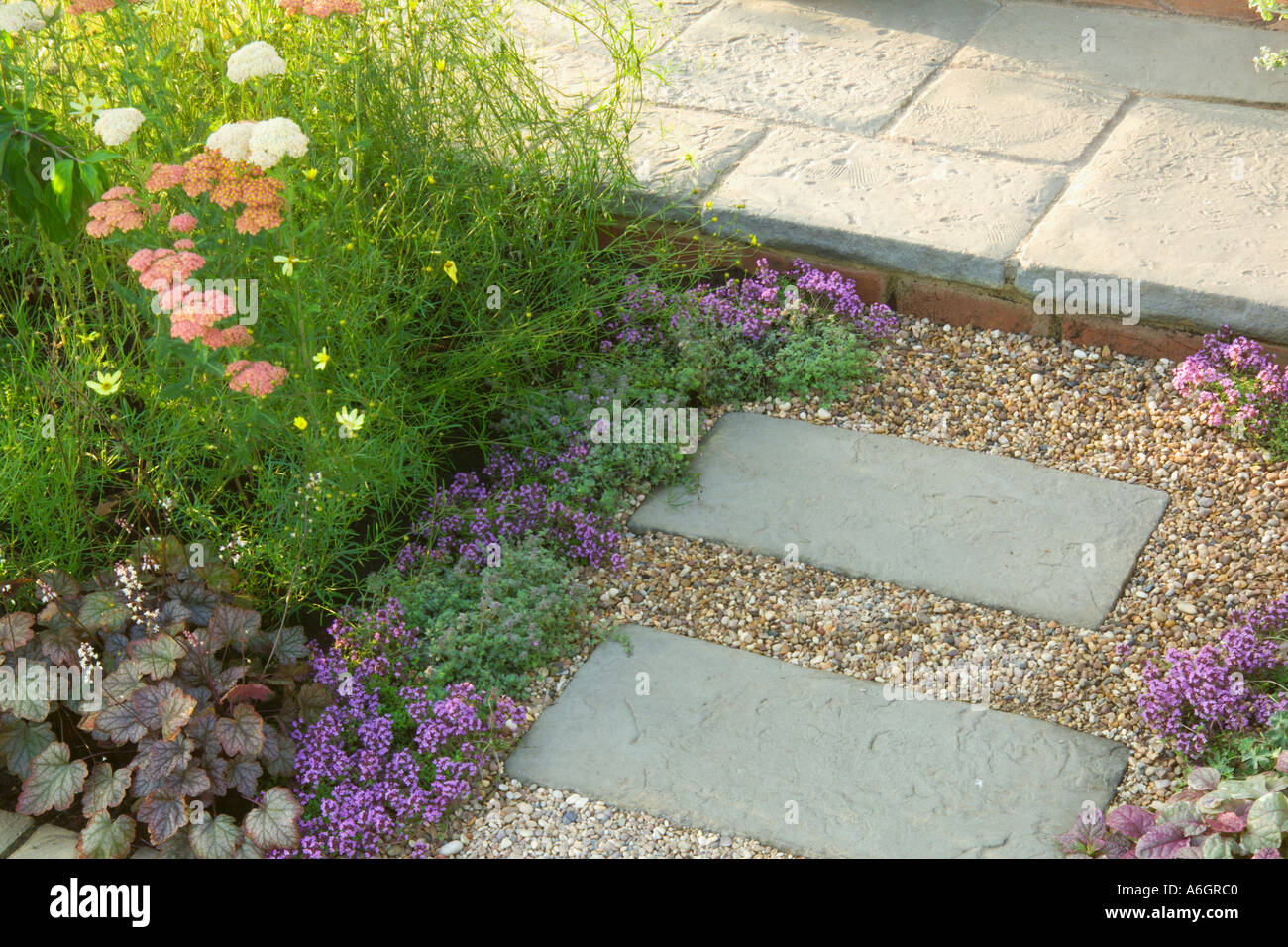 Garden path edging hi-res stock photography and images - Alamy
