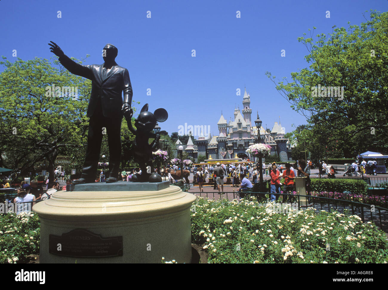 Statue Of Walt Disney Disneyland Town Square Orange County California ...