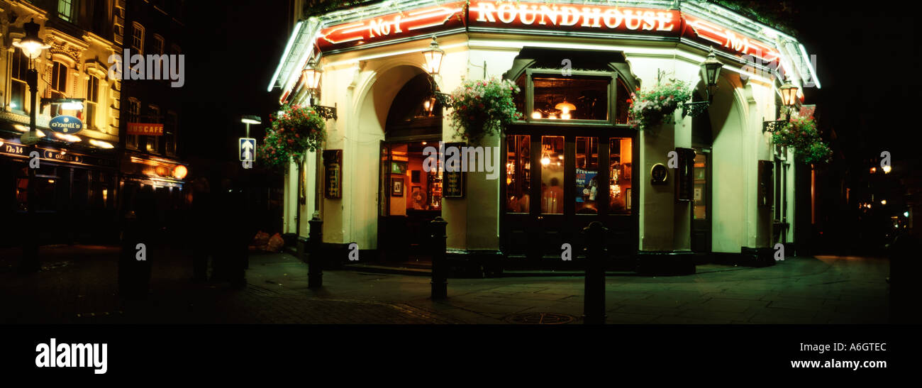 Pubs by night hi-res stock photography and images - Alamy