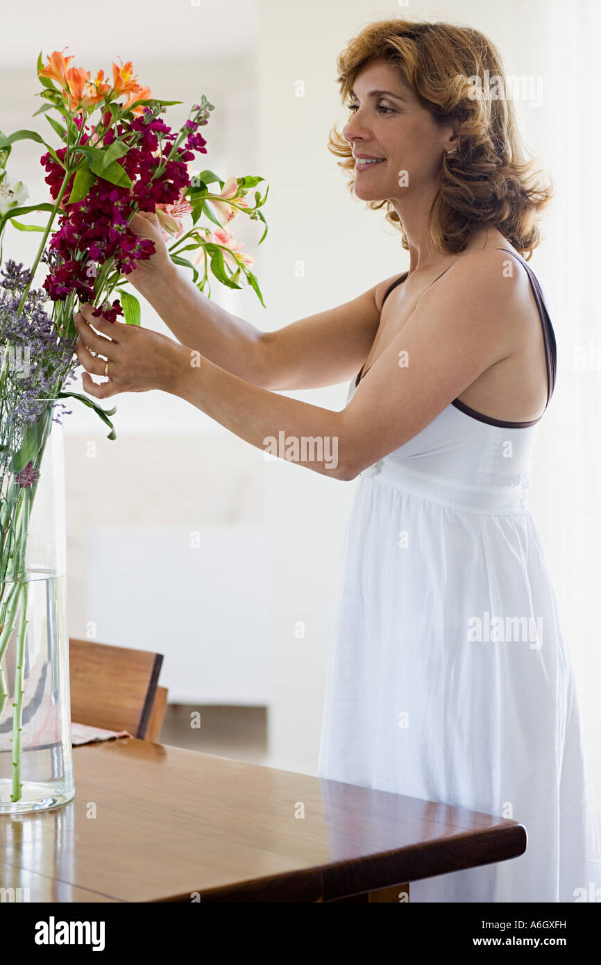Woman arranging flowers Stock Photo - Alamy
