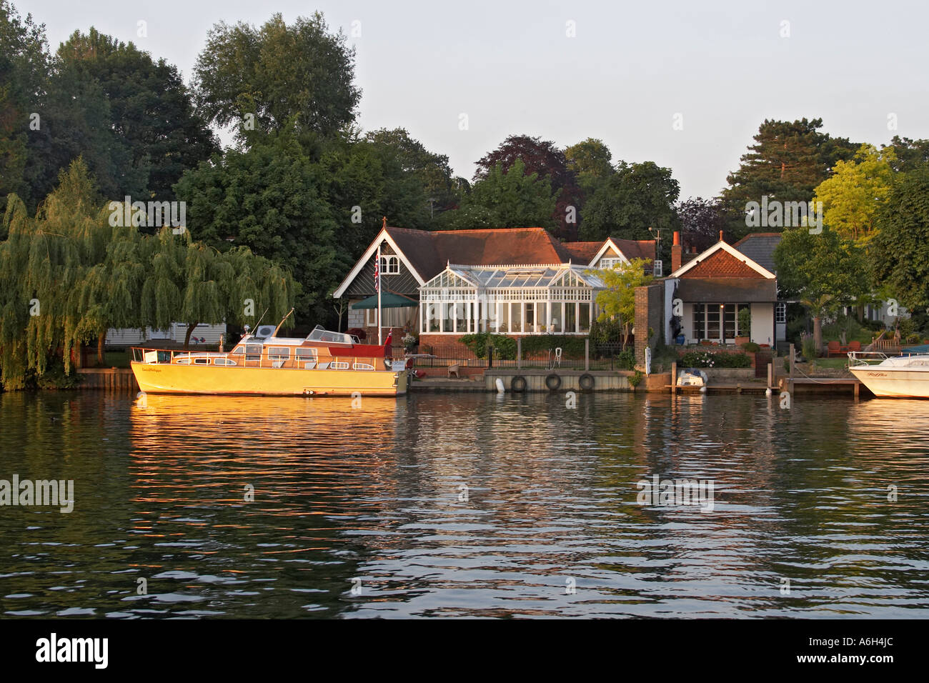 House on River Thames in Bourne End Buckinghamshire Stock Photo - Alamy