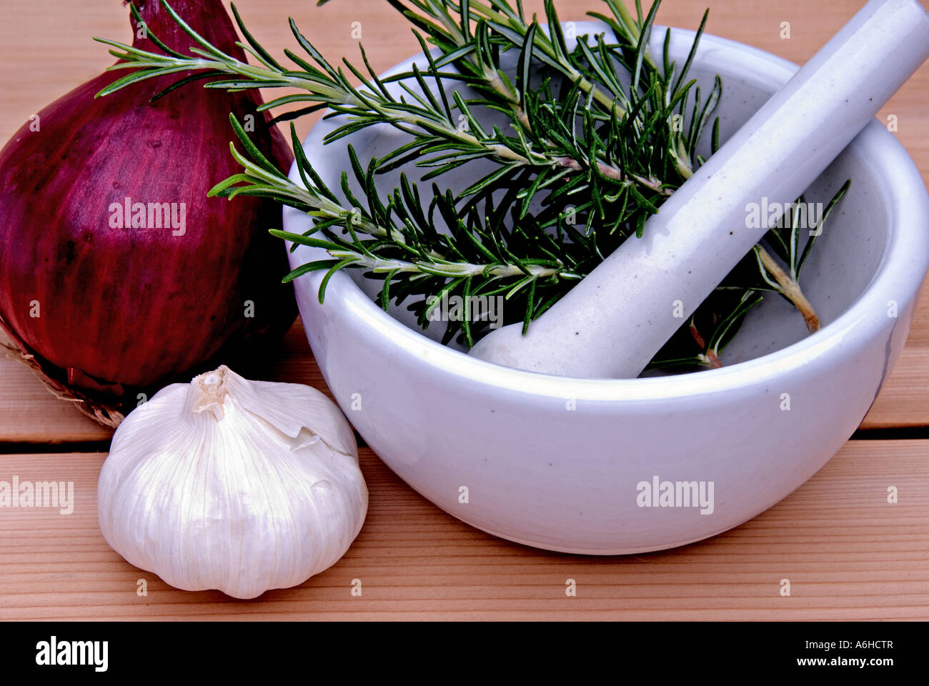 Pestle and mortar with onion and garlic Stock Photo - Alamy