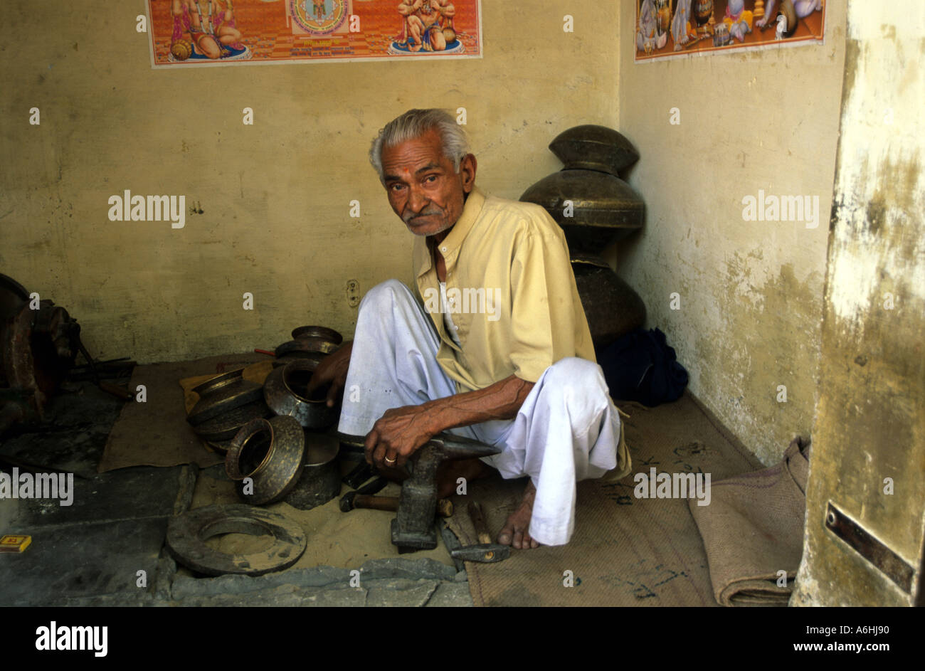 Indian potmaker workshop hi-res stock photography and images - Alamy