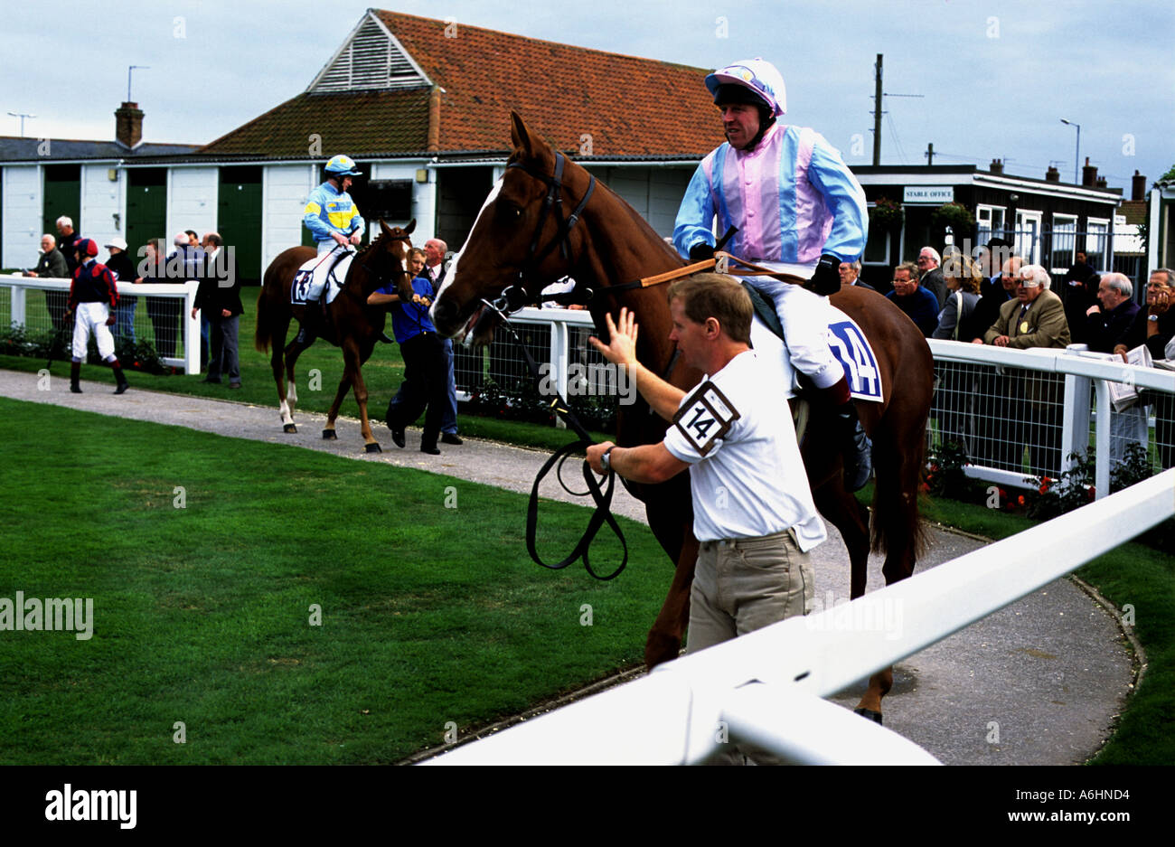 Racing horses parade ring hi-res stock photography and images - Alamy