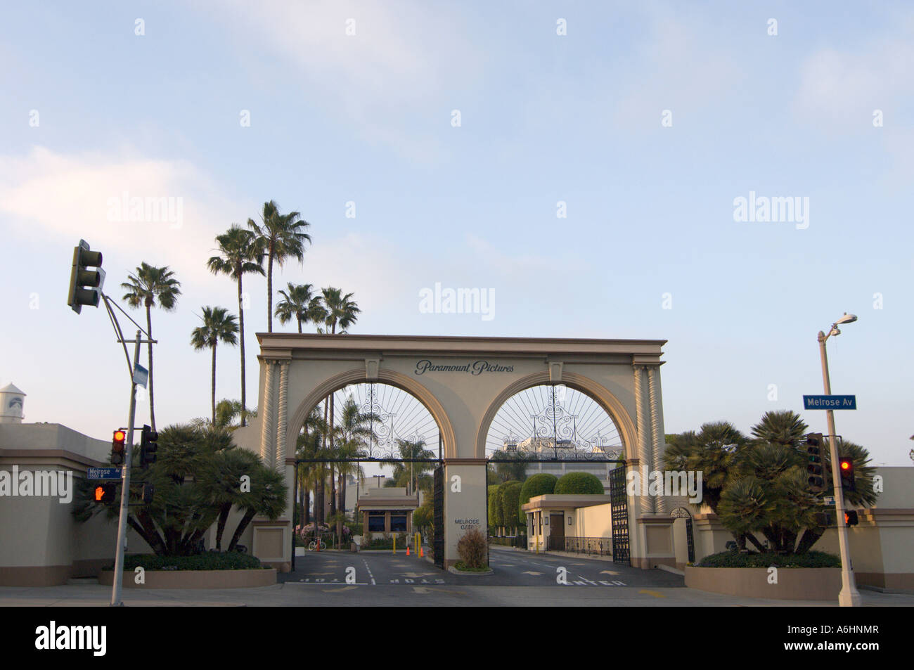 Gate to Paramount Pictures Studios in Hollywood Stock Photo - Alamy