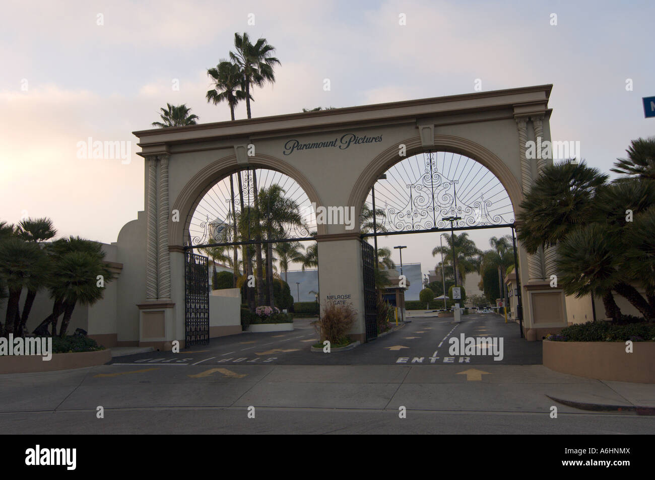 Gate to Paramount Pictures Studios in Hollywood Stock Photo - Alamy