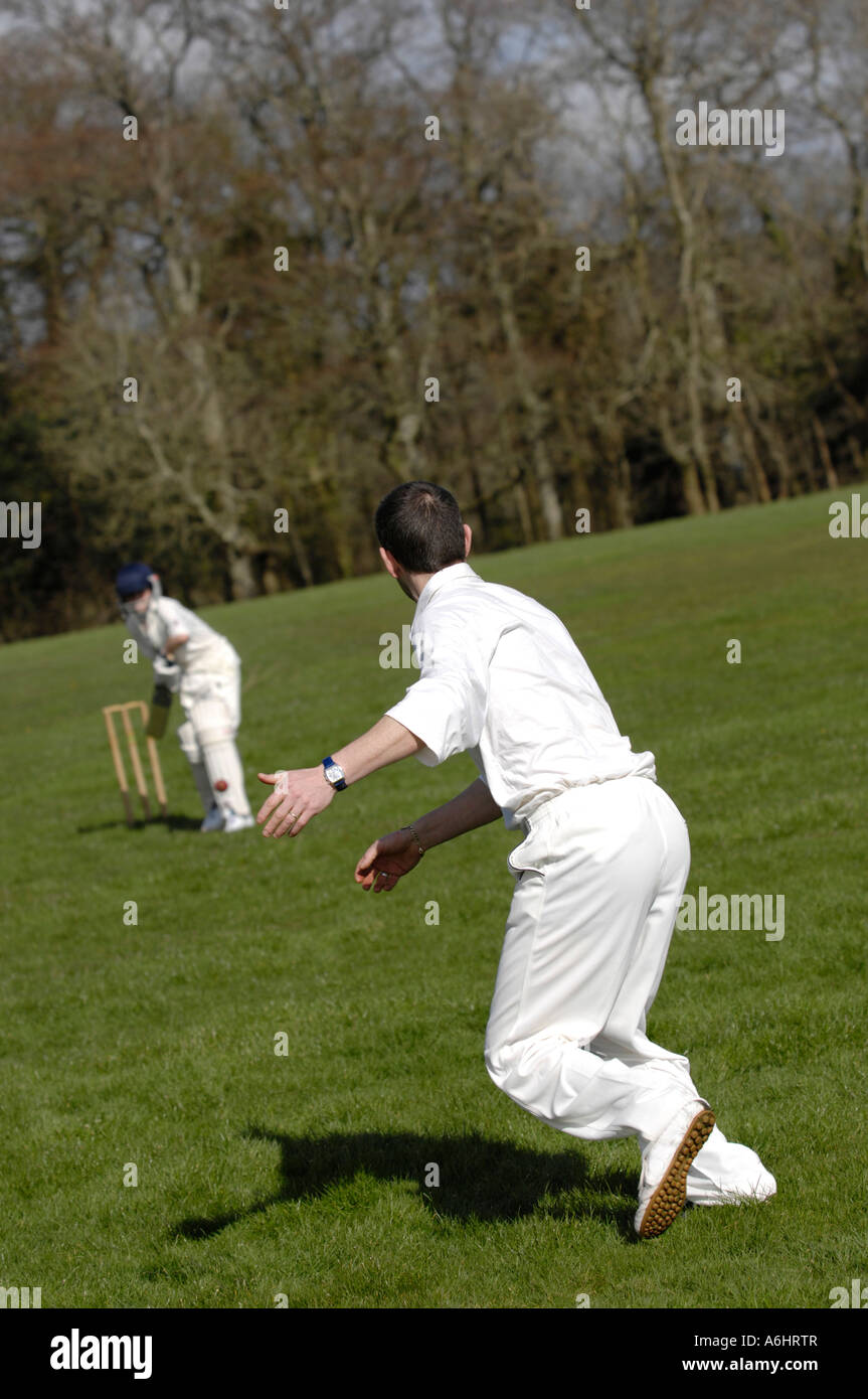 Man bowling cricket ball hi-res stock photography and images - Alamy