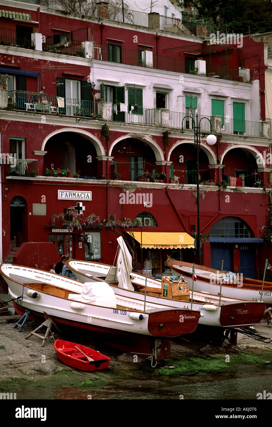 Bateau rouge blanc hi-res stock photography and images - Alamy
