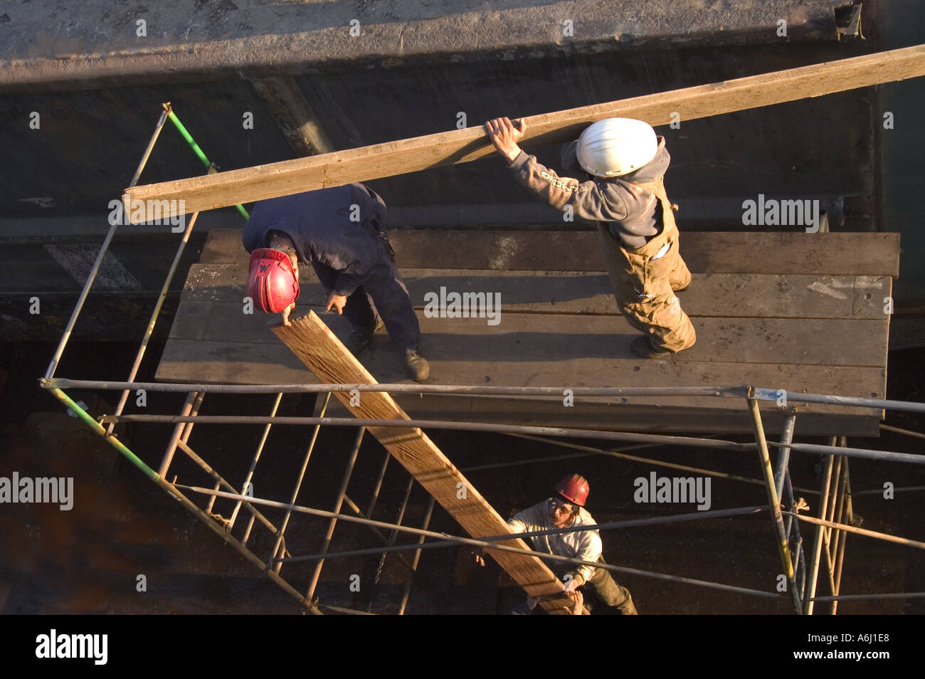 Construction workers on a scaffold hi-res stock photography and images ...