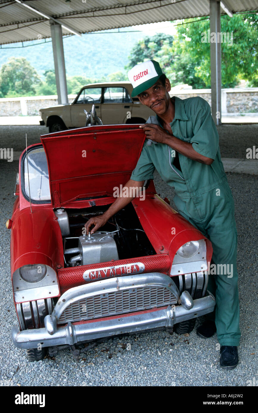 Cuban Car mechanics Santiago de Cuba Stock Photo - Alamy