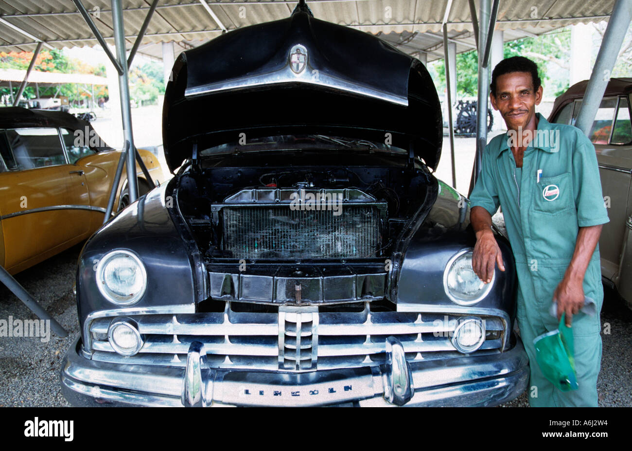 Cuban Car mechanics Santiago de Cuba Stock Photo - Alamy