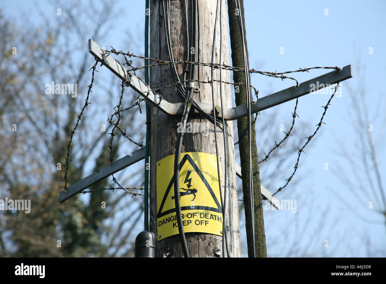 Overhead electric cables warning sign hi-res stock photography and ...