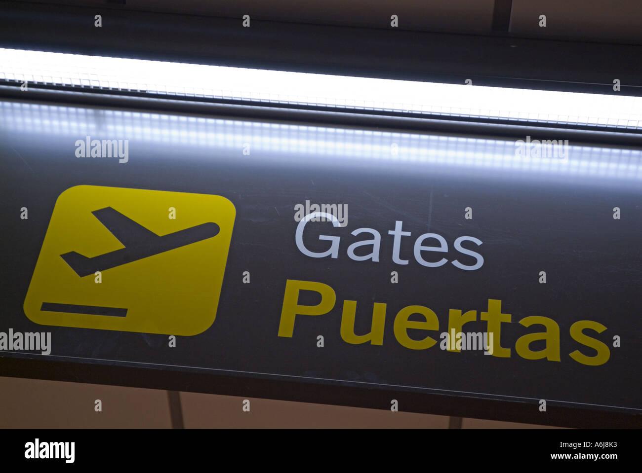 Flight gate hi-res stock photography and images - Alamy