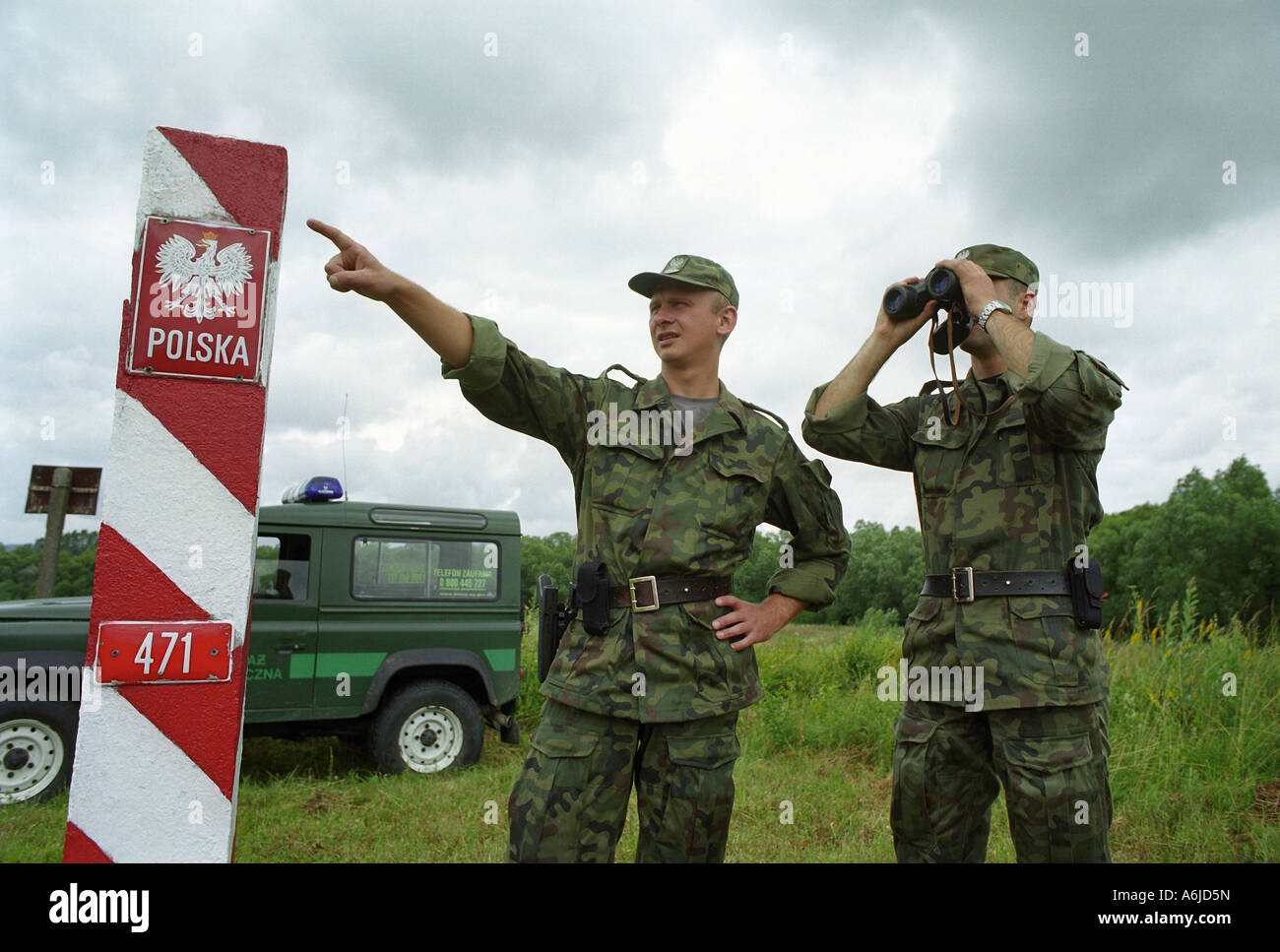 Polish border guard officers at the Polish-Ukrainian border, Nowe Sady ...