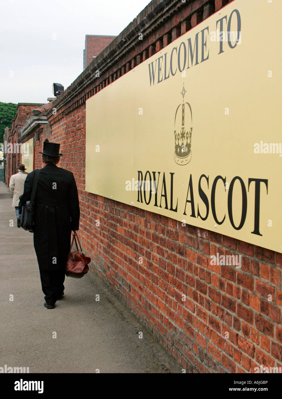 Royal ascot racecourse welcome sign hi-res stock photography and images ...