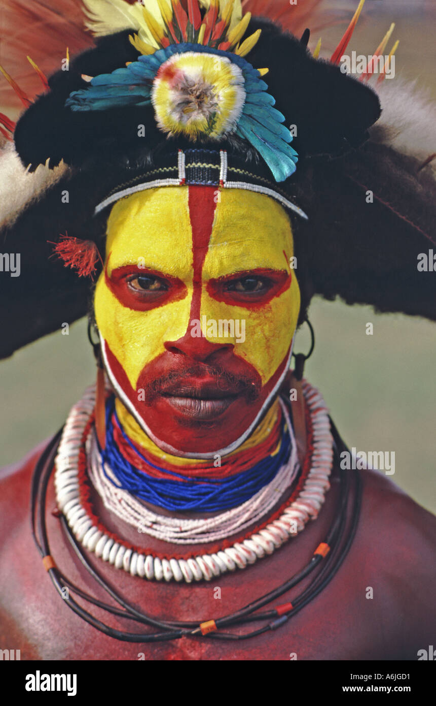 Huli wigman in traditional dress Stock Photo - Alamy