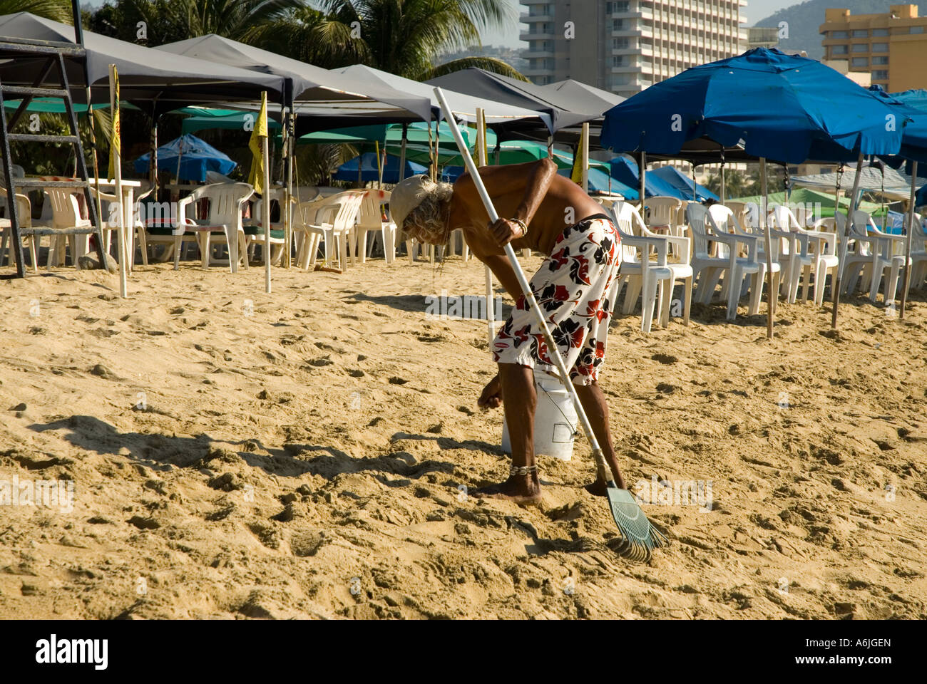 man cleaning the sand on the beach Acapulco - mexico Stock Photo - Alamy