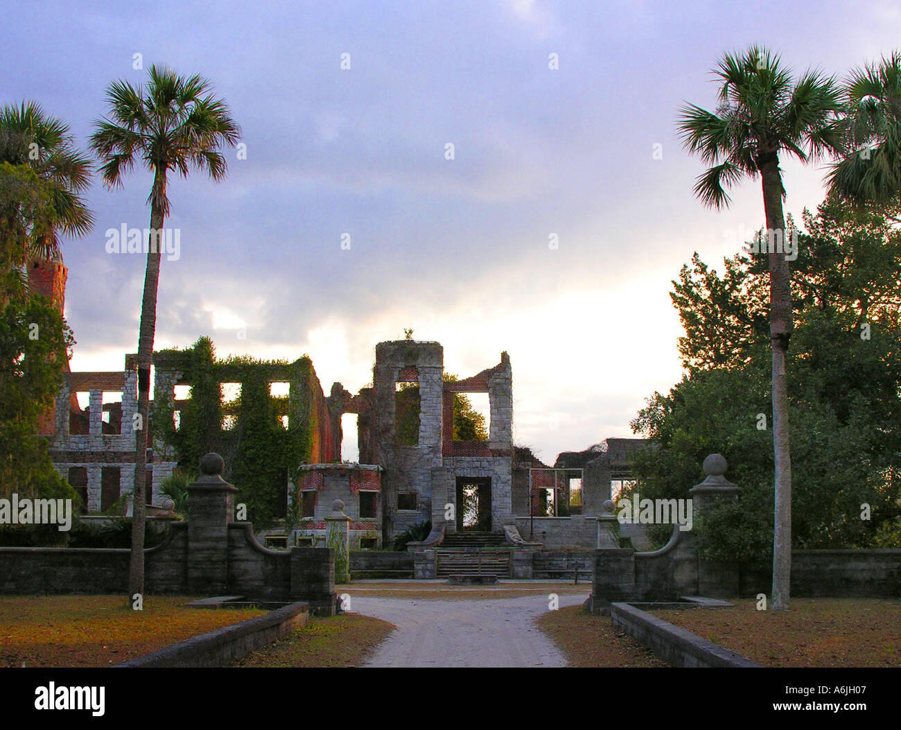 ruins of dungeness mansion on cumberland island georgia Stock Photo - Alamy