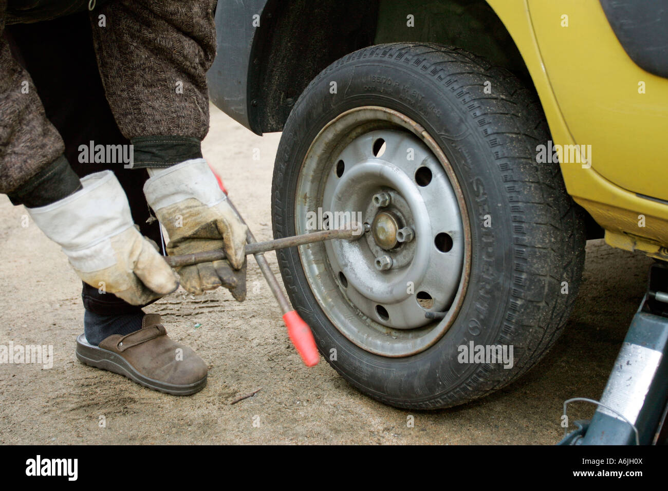 Man changing a tire Stock Photo - Alamy