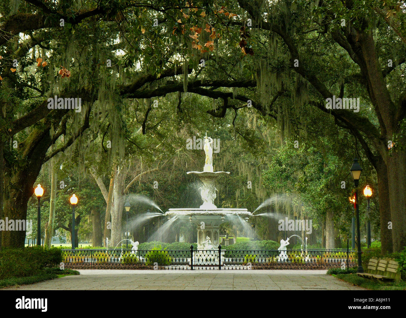 fountain square in forsyth park savannah georgia Stock Photo - Alamy