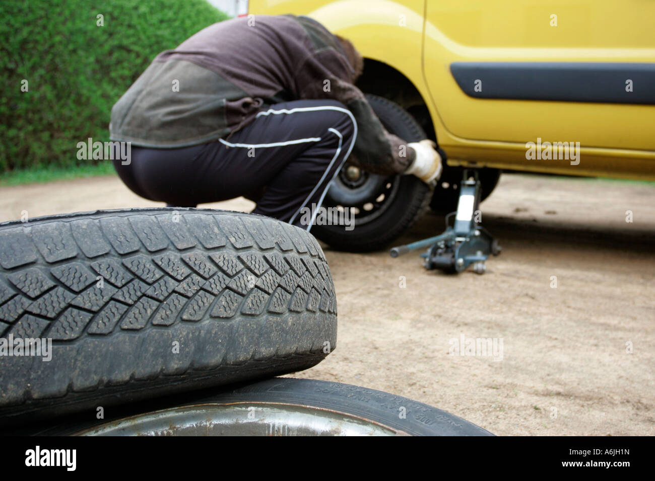 Man changing a tire Stock Photo - Alamy