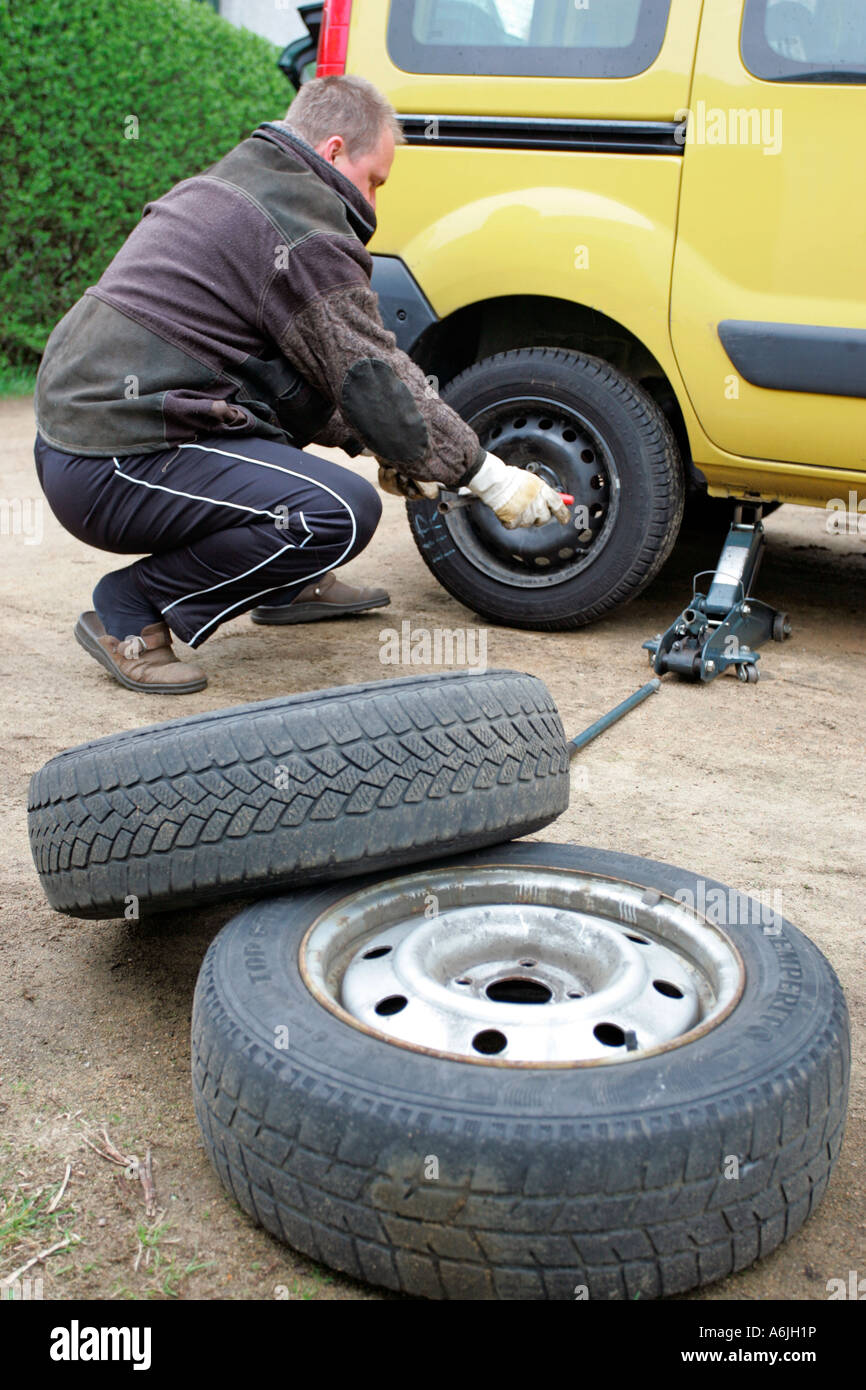 Man changing a tire Stock Photo - Alamy
