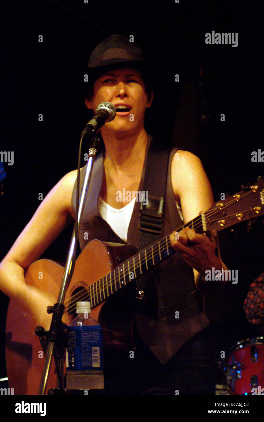 Michelle Shocked and musicians performing at Jittoku Kyoto Japan ...