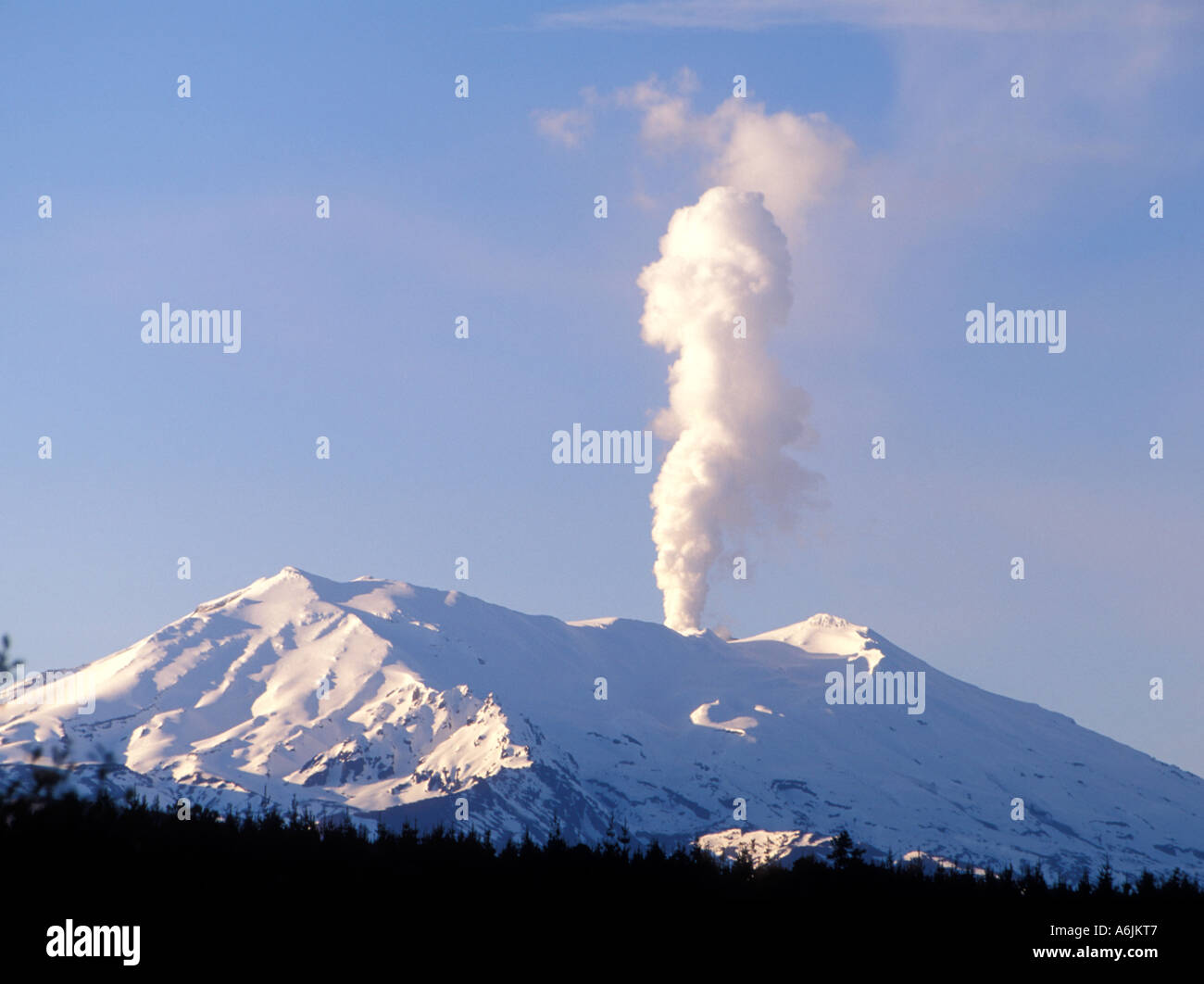 Mount Ruapehu New Zealand live volcano with smoking crater and ski ...