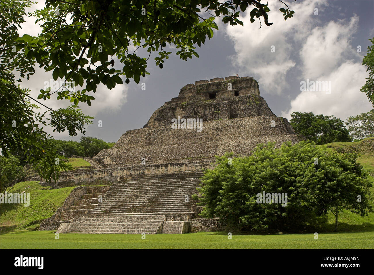El castillo pyramid xunantunich caribbean hi-res stock photography and ...