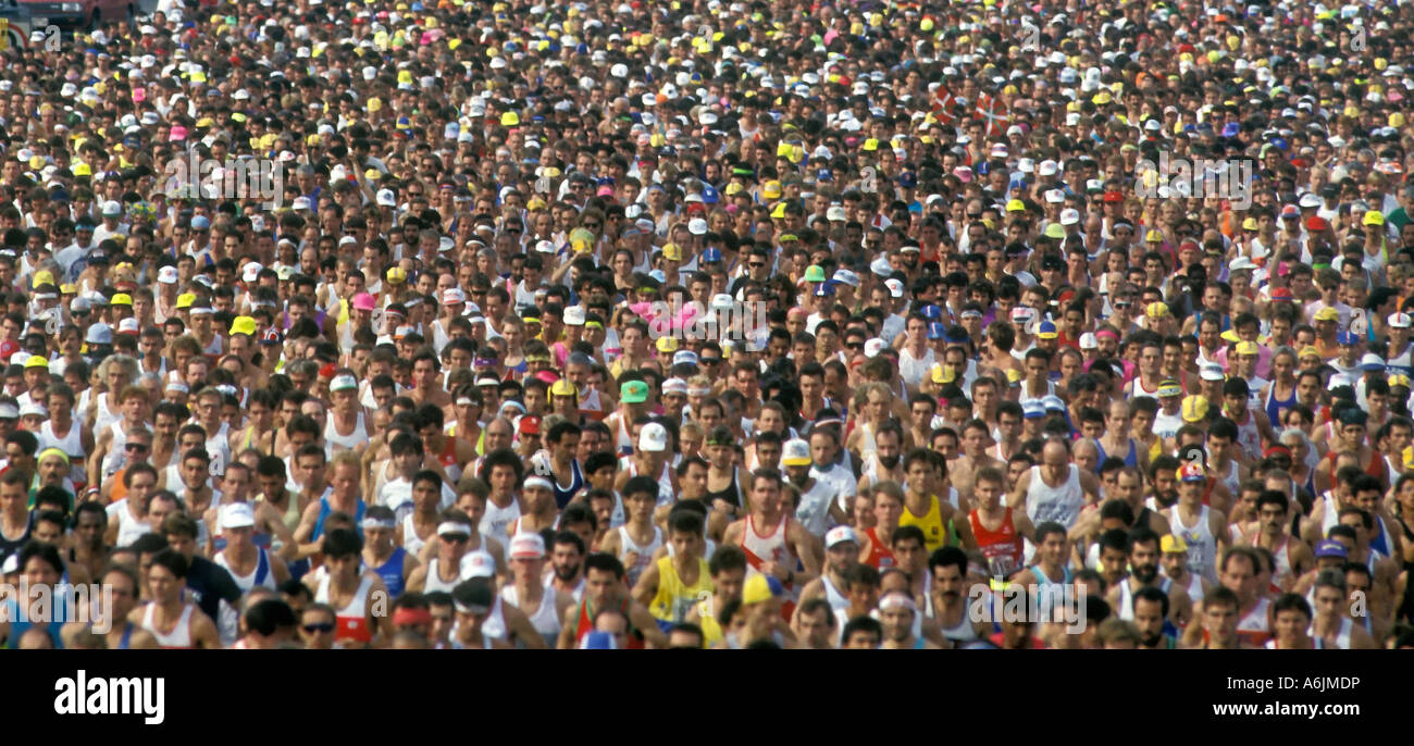 Crowd of runners at the start of the New York Marathon Stock Photo - Alamy