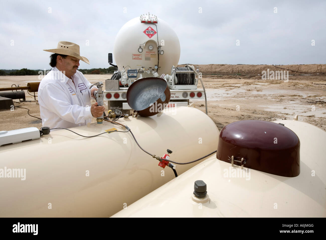 Delivery of tanks hi-res stock photography and images - Alamy
