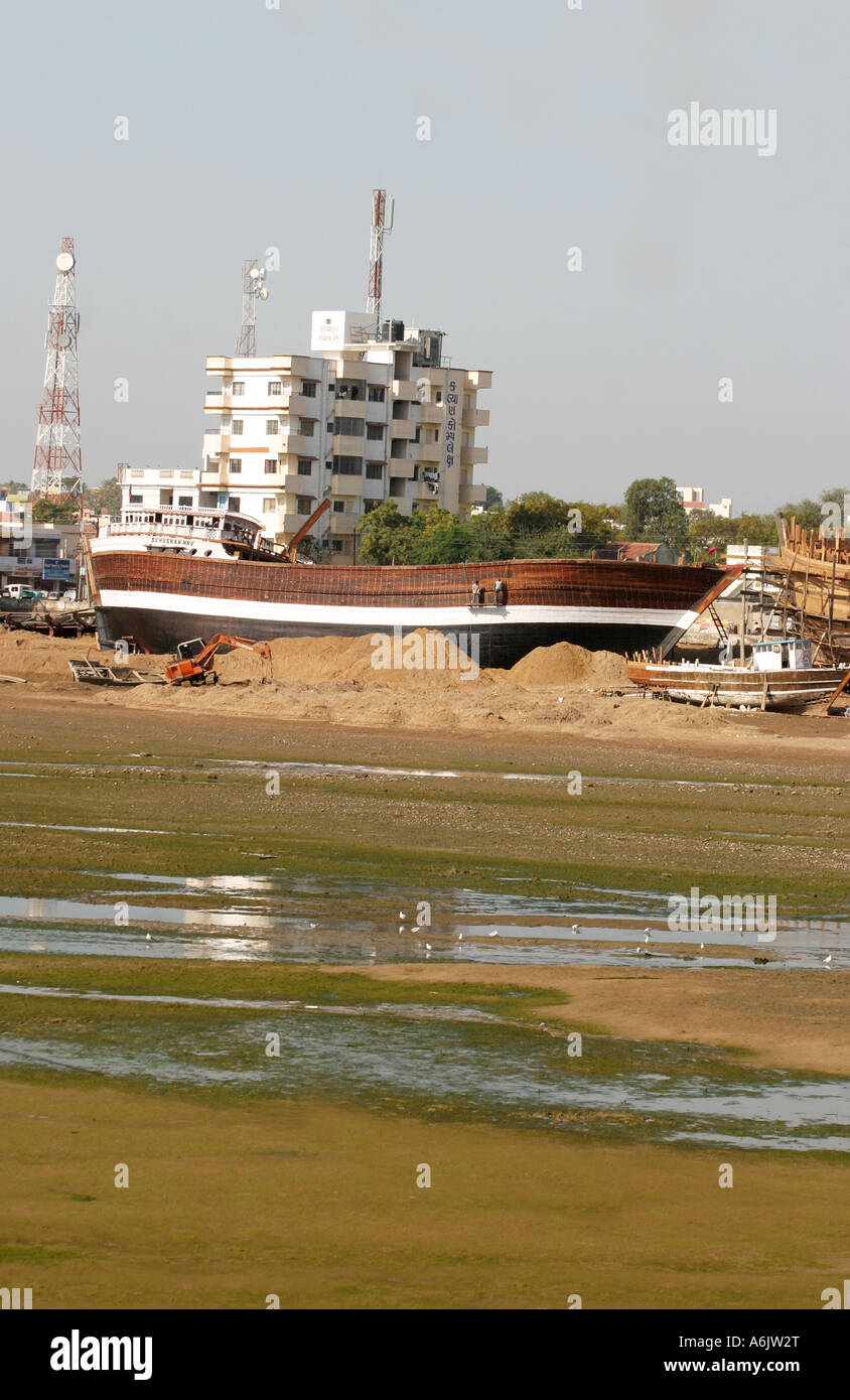 Dhow building at Mandavi Port in Gujarat India Stock Photo - Alamy