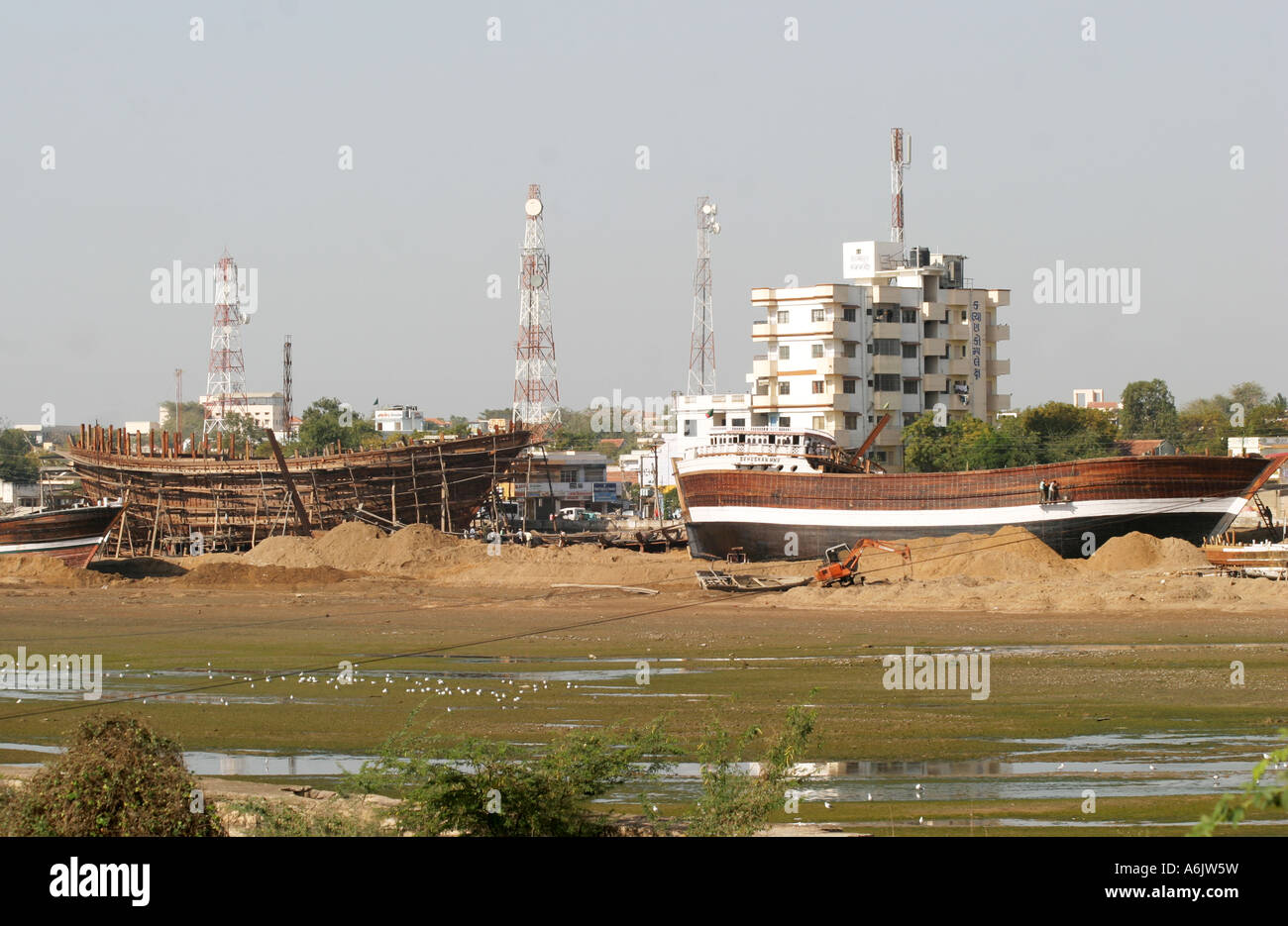 Dhow building at Mandavi Port in Gujarat India Stock Photo - Alamy
