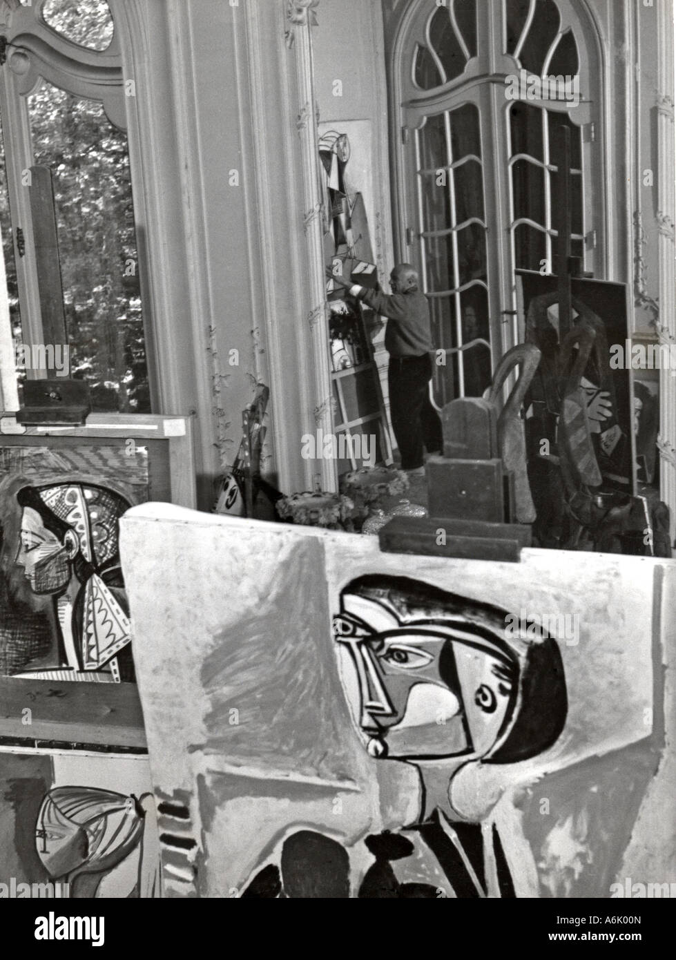 PABLO PICASSO Spanish artist at his Cannes villa about 1956 Stock Photo ...