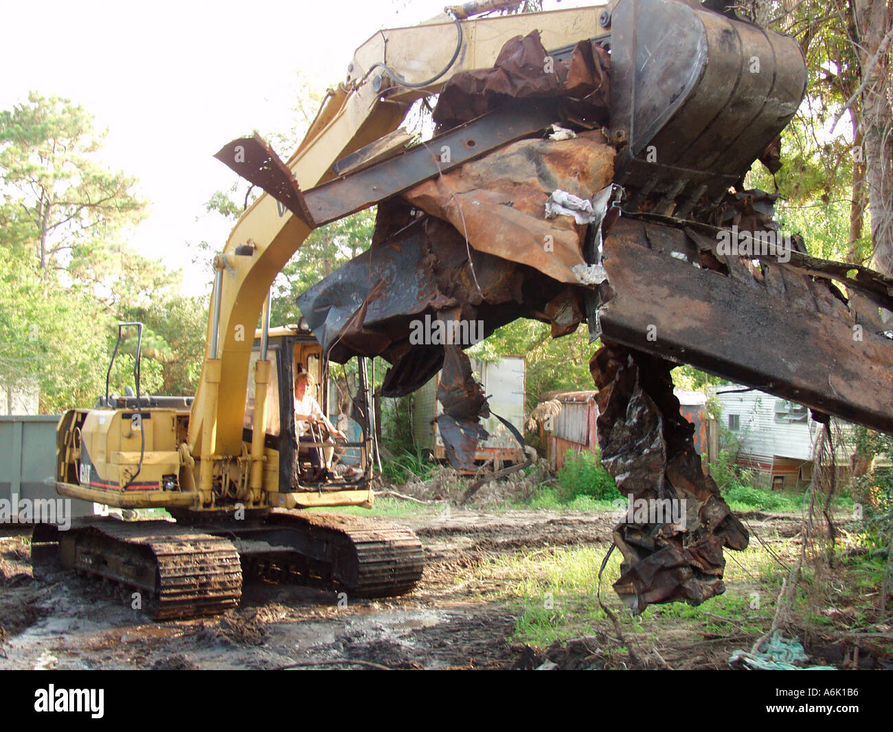 Large power shovel lifting metallic debris and trash Stock Photo - Alamy
