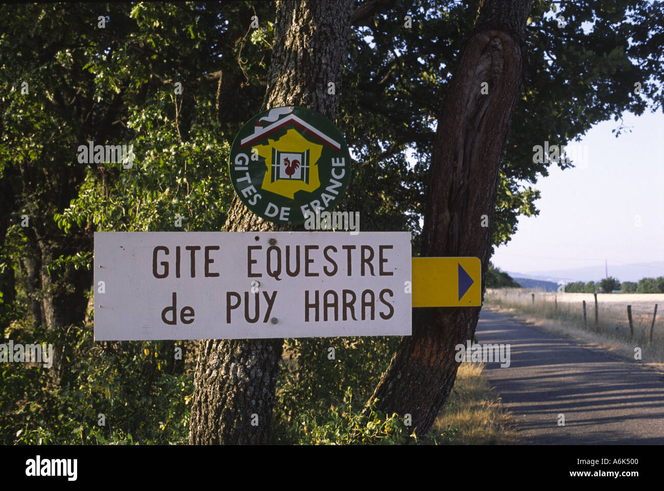 Cottage france holiday provence hi-res stock photography and images - Alamy